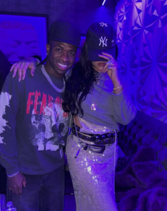 De férias em Nova York, Vini Jr posa ao lado de Rihanna | Rádio Itatiaia