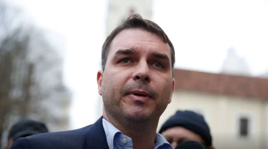Flávio Bolsonaro confirma candidatura à Presidência em 2026 | Rádio ...