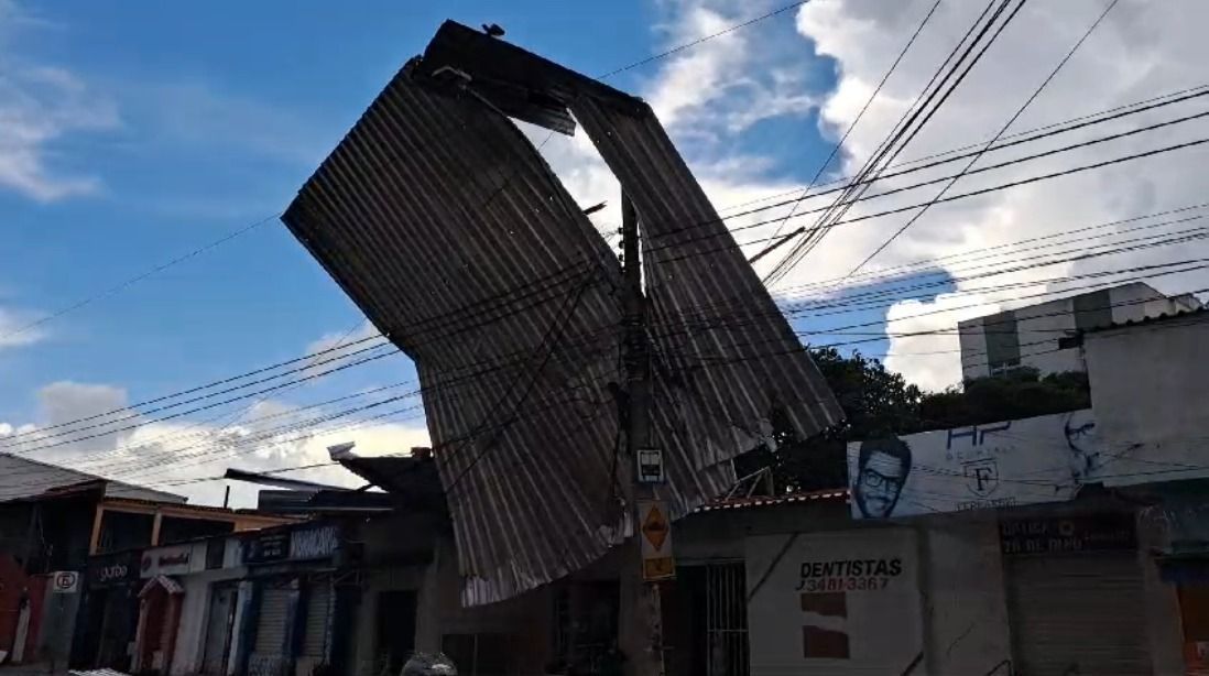 Temporal destelha lojas na avenida Contagem, em BH, nesta quarta (22 ...