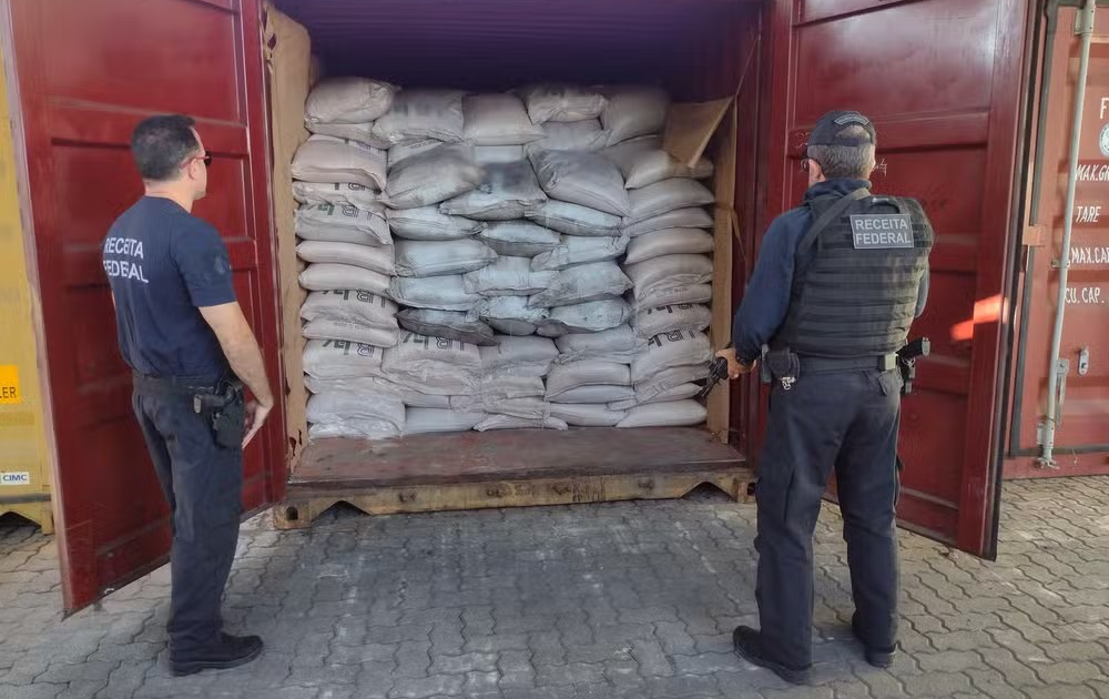 PF e Receita apreendem 880 kg de cocaína em contêiner com açúcar no ...