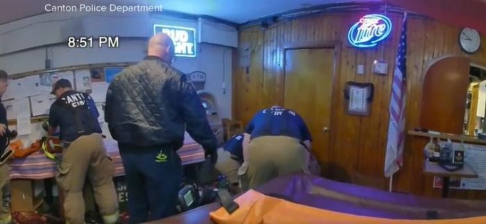 'Não consigo respirar': homem negro morre após ser abordado e algemado ...