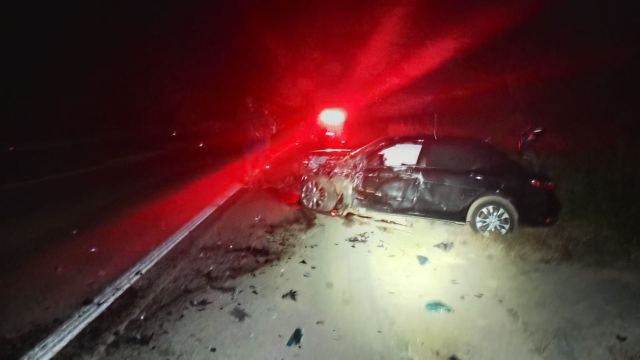 Colisão frontal entre dois carros termina em incêndio na MGC-491 ...