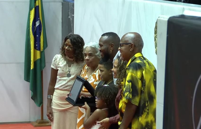 Rapper Djonga recebe homenagem da Assembleia Legislativa de Minas ...