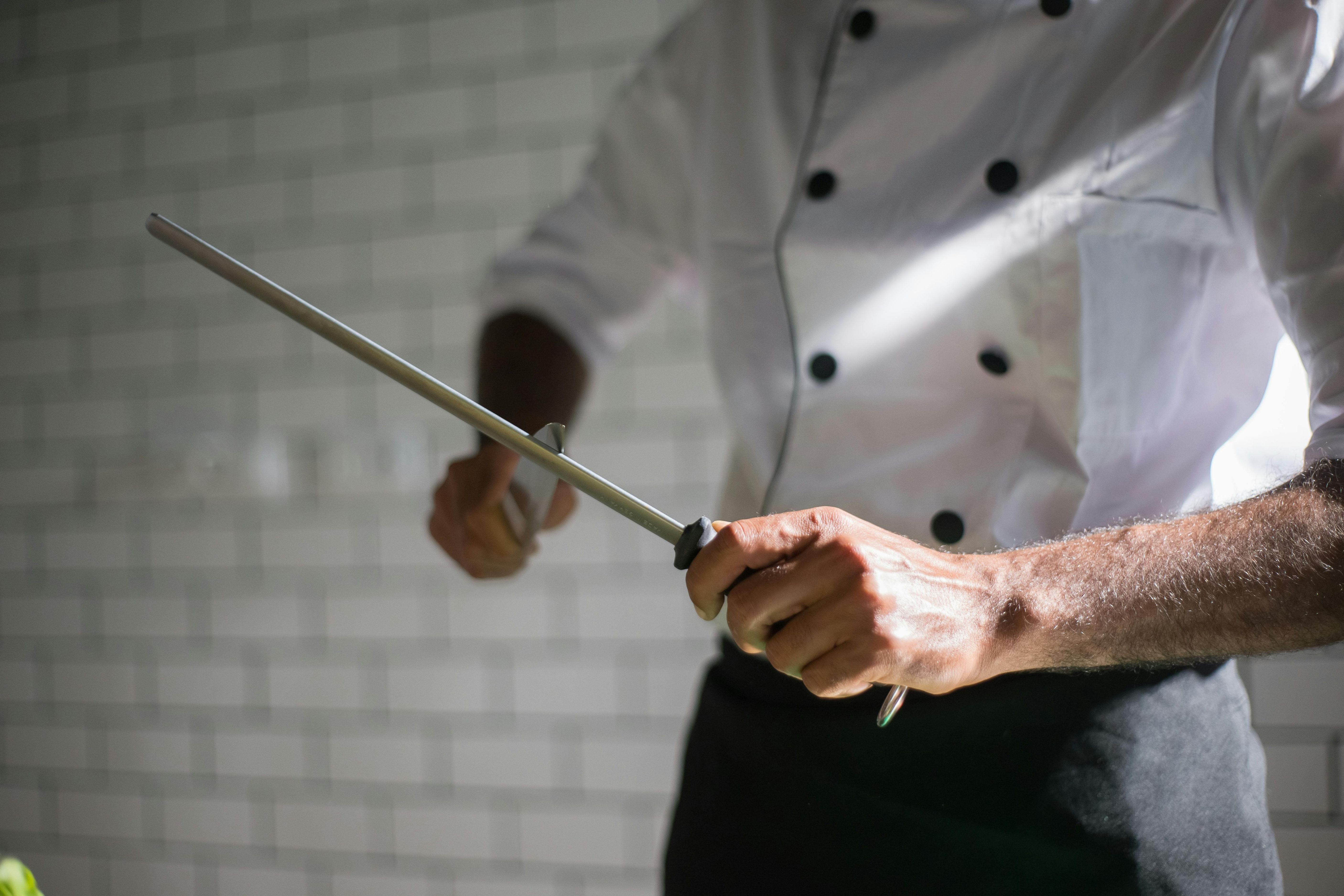 Veja como afiar uma faca de cozinha; truque caseiro promete restaurar ...