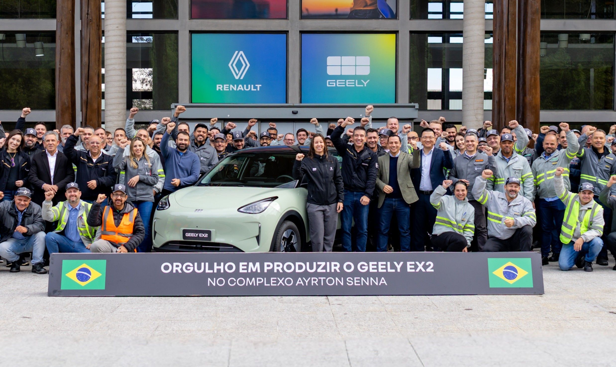 Rival do BYD Dolphin, Geely EX2 começa a ser produzido no Paraná ...
